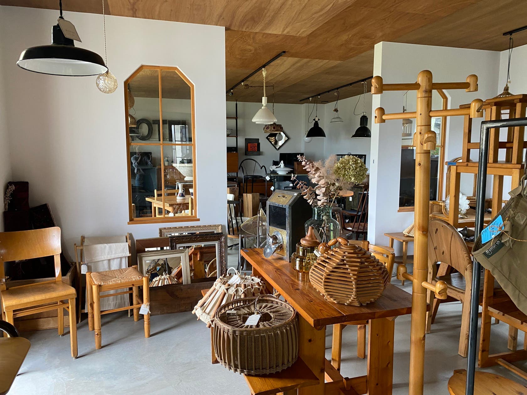 サロン、インテリアショップ、カフェが併設される田園風景の中にある複合的なお店の一軒家スタジオの写真14