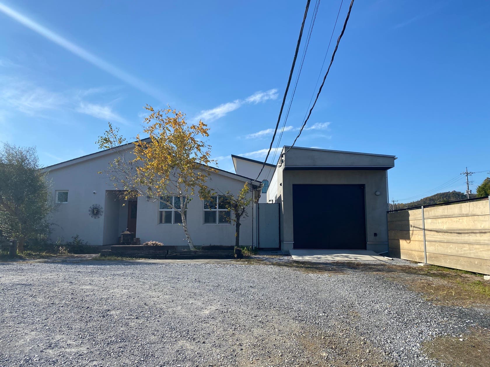 サロン、インテリアショップ、カフェが併設される田園風景の中にある複合的なお店の一軒家スタジオの写真16