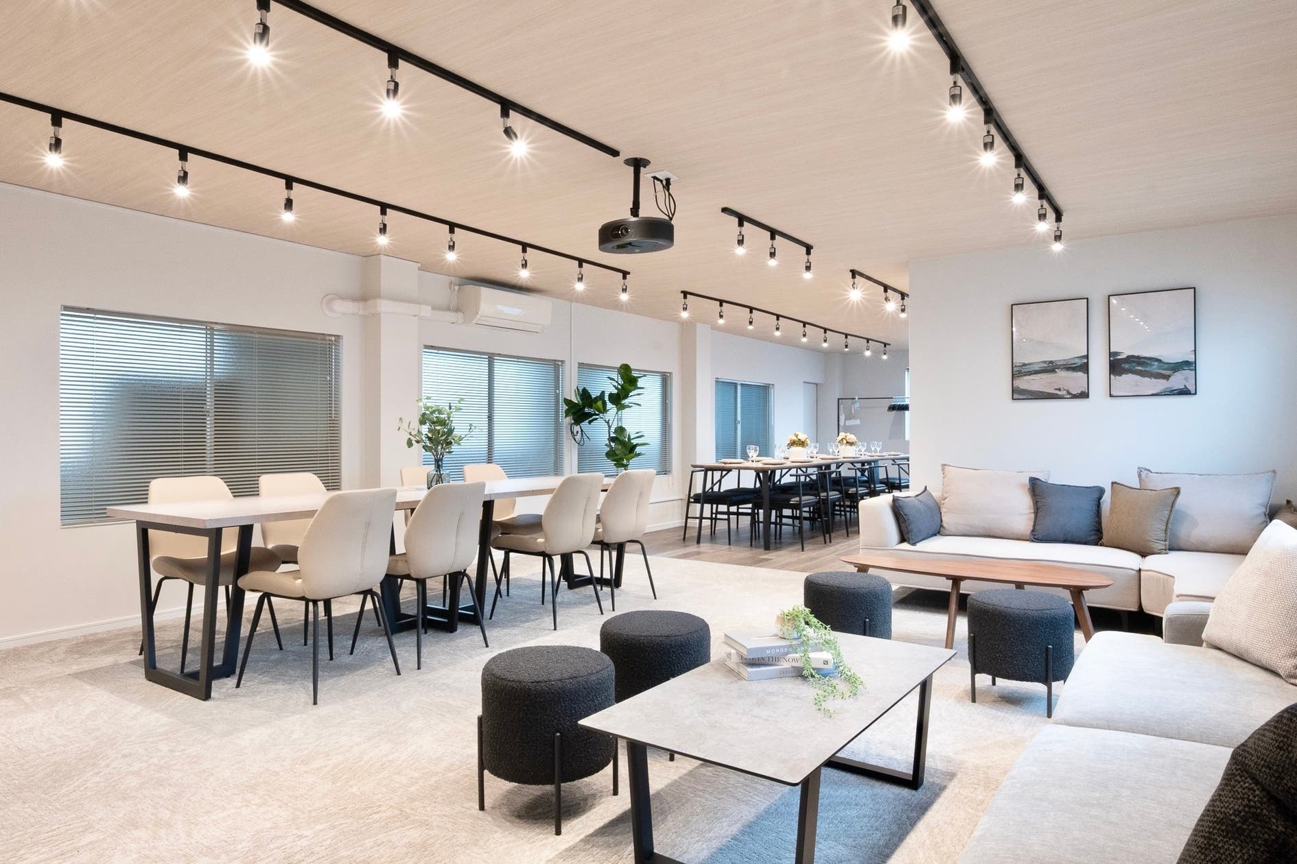 池袋駅南口4分🚃24H/最大40名着席🎉大画面プロジェクター🎬映画・大人気ゲーム機🎮おしゃれなケータリング♪の写真1