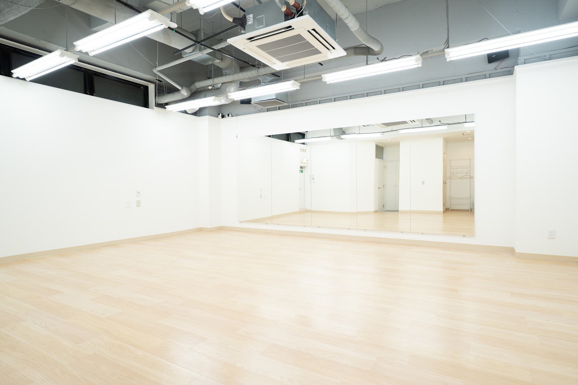 【浅草・南千住】地域最大級12名24時間OKダンススタジオ/広々地下スペース/Wi-Fi/LED照明/フィットネス、撮影などに！の写真1