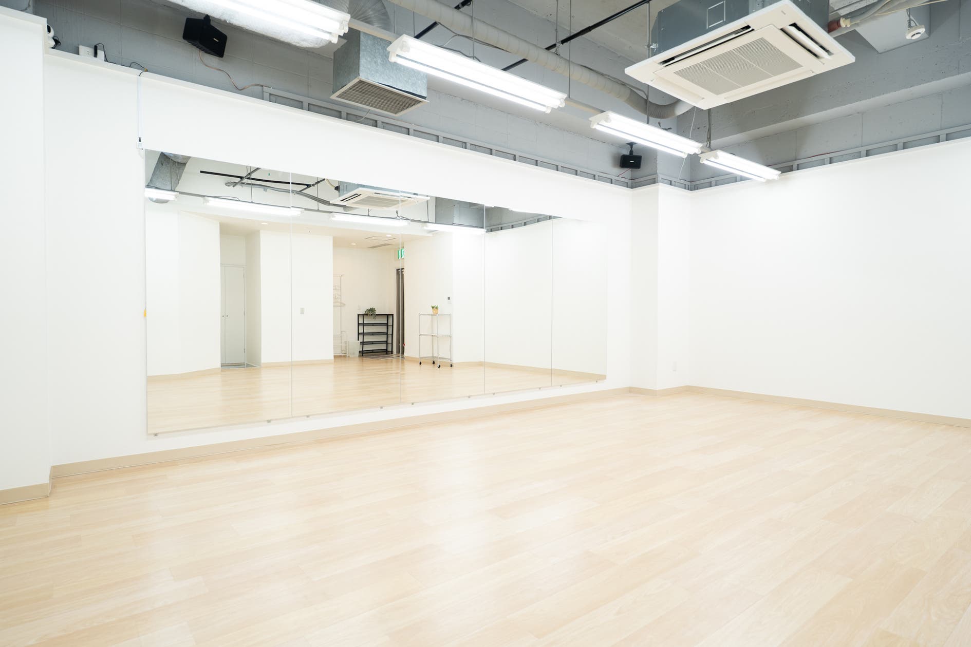 【浅草・南千住】地域最大級12名24時間OKダンススタジオ/広々地下スペース/Wi-Fi/LED照明/フィットネス、撮影などに！の写真2