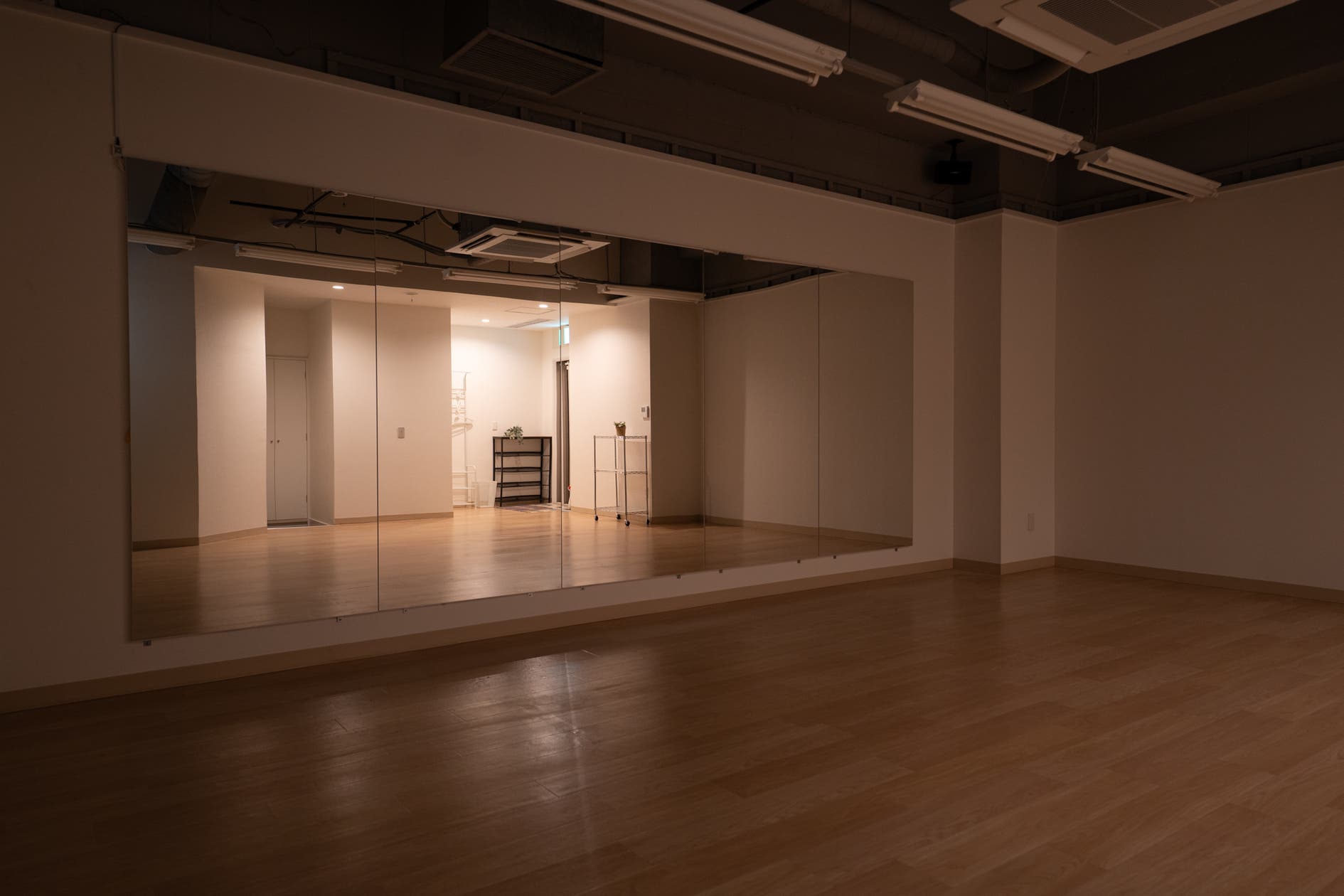 【浅草・南千住】地域最大級12名24時間OKダンススタジオ/広々地下スペース/Wi-Fi/LED照明/フィットネス、撮影などに！の写真3