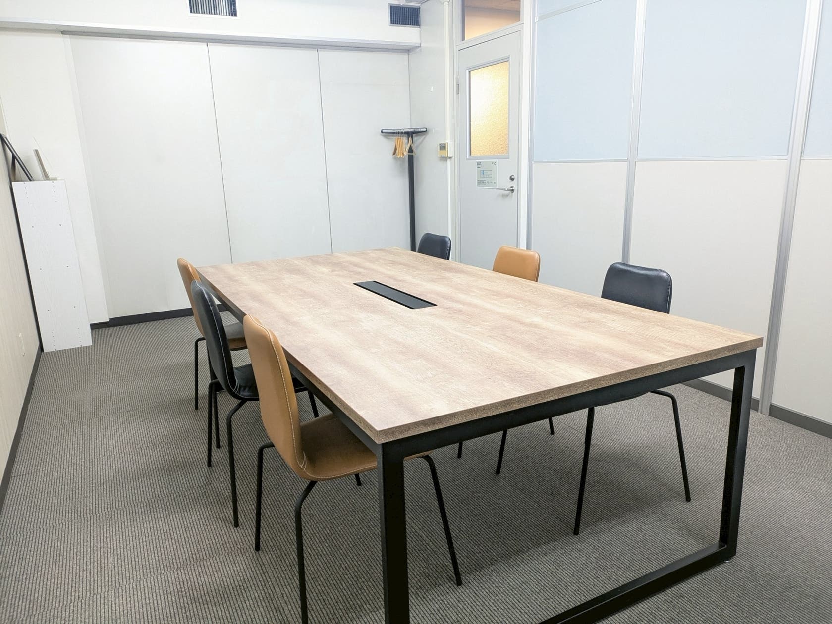 広瀬通【3階3-C会議室】テレワーク・動画撮影／ミーティング／ワークショップ／24時間OK／6名様用 の写真2