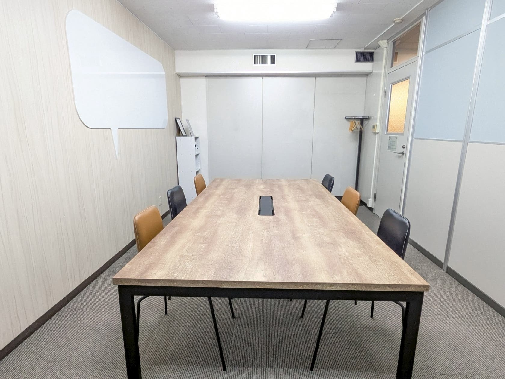 広瀬通【3階3-C会議室】テレワーク・動画撮影／ミーティング／ワークショップ／24時間OK／6名様用 の写真3