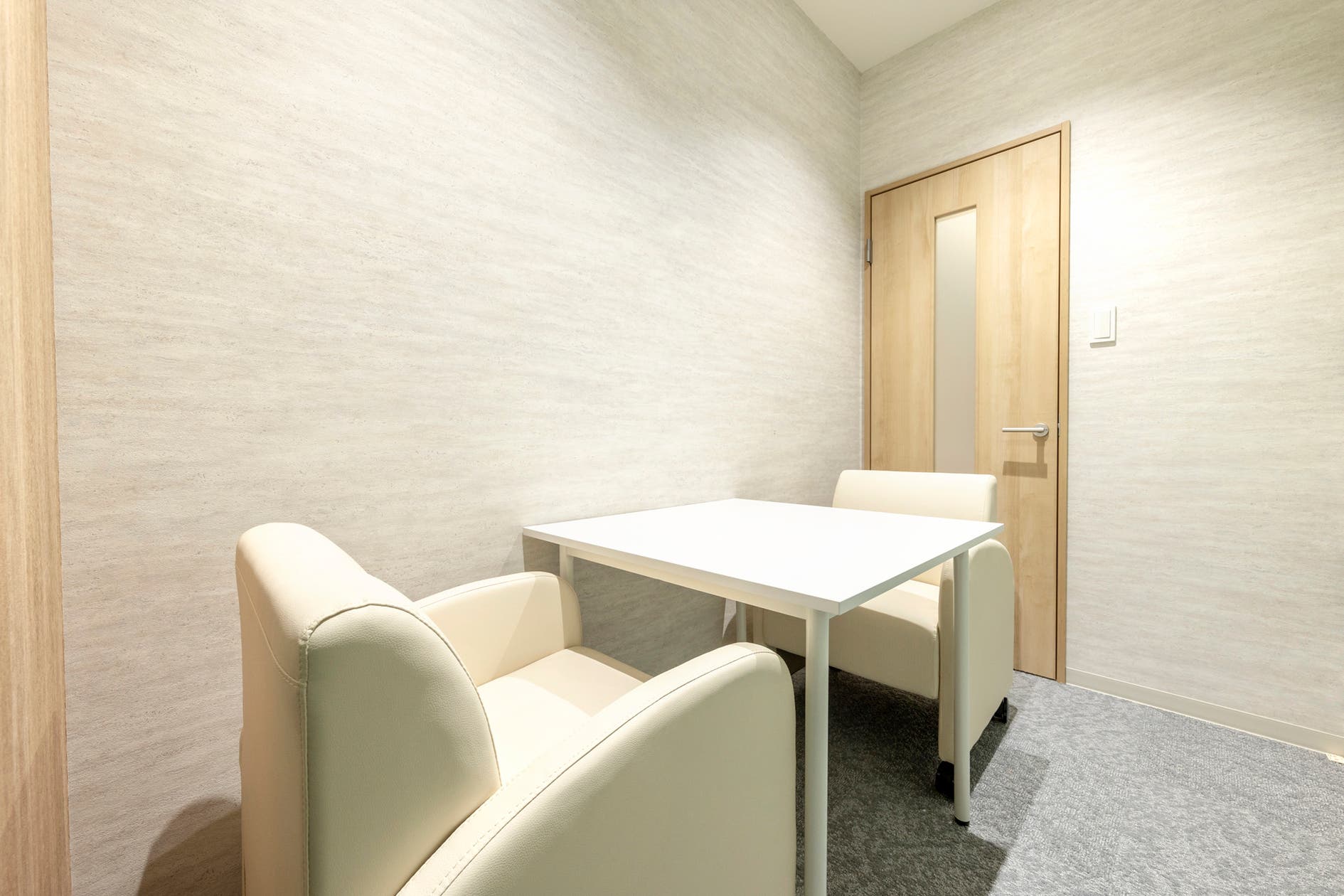 【大宮駅徒歩5分】BIZcomfort大宮西口　2名用会議室/完全個室/Wi-Fi完備/WEB会議/テレワーク/フリードリンクの写真1