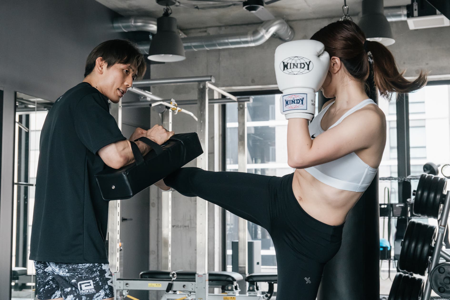 中目黒駅【徒歩3分】オープンスペース型キックボクシングジム｜天井高3m超＆トレーニングエリアも完備の写真3