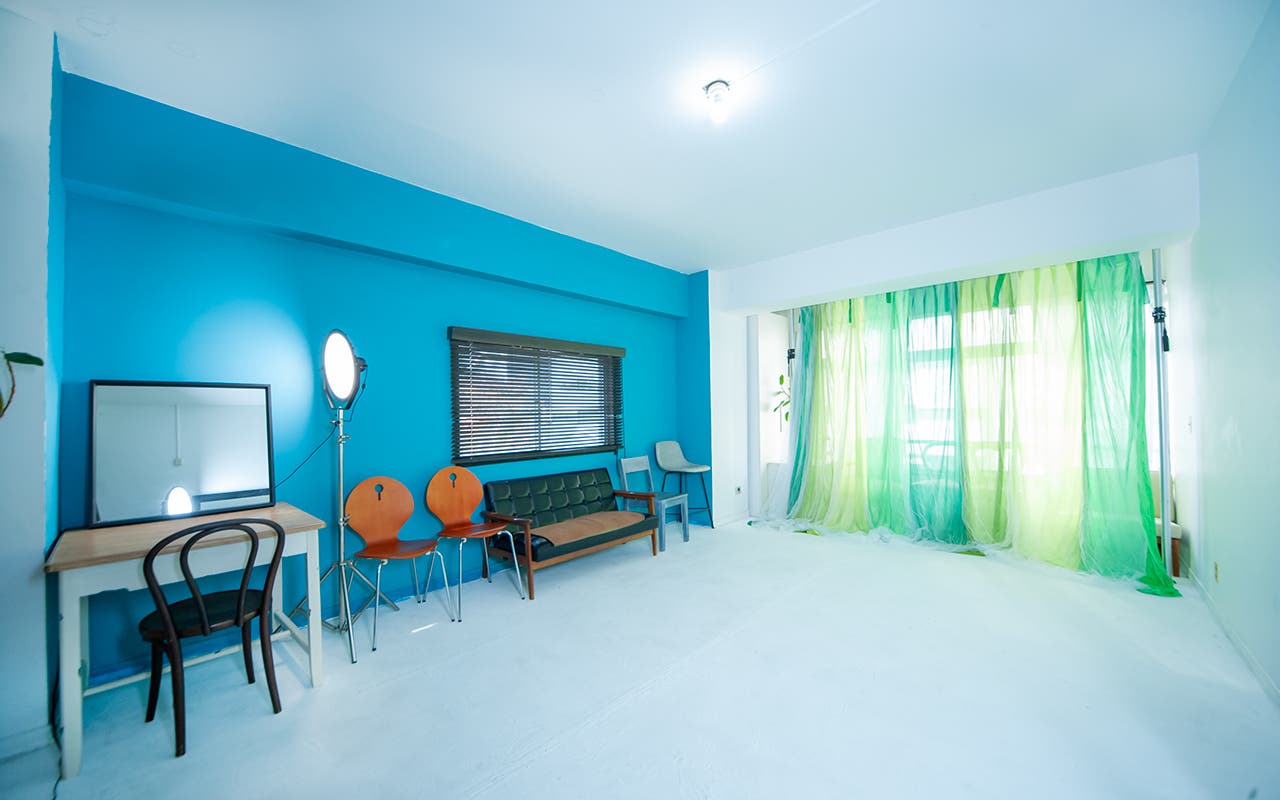 ヴィンテージビルの白壁＆白床＆色壁のレトロポップなスタジオの写真1