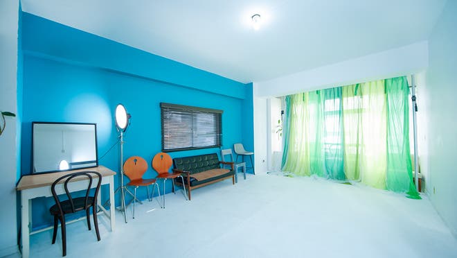 ヴィンテージビルの白壁&白床&色壁のレトロポップなスタジオの写真1