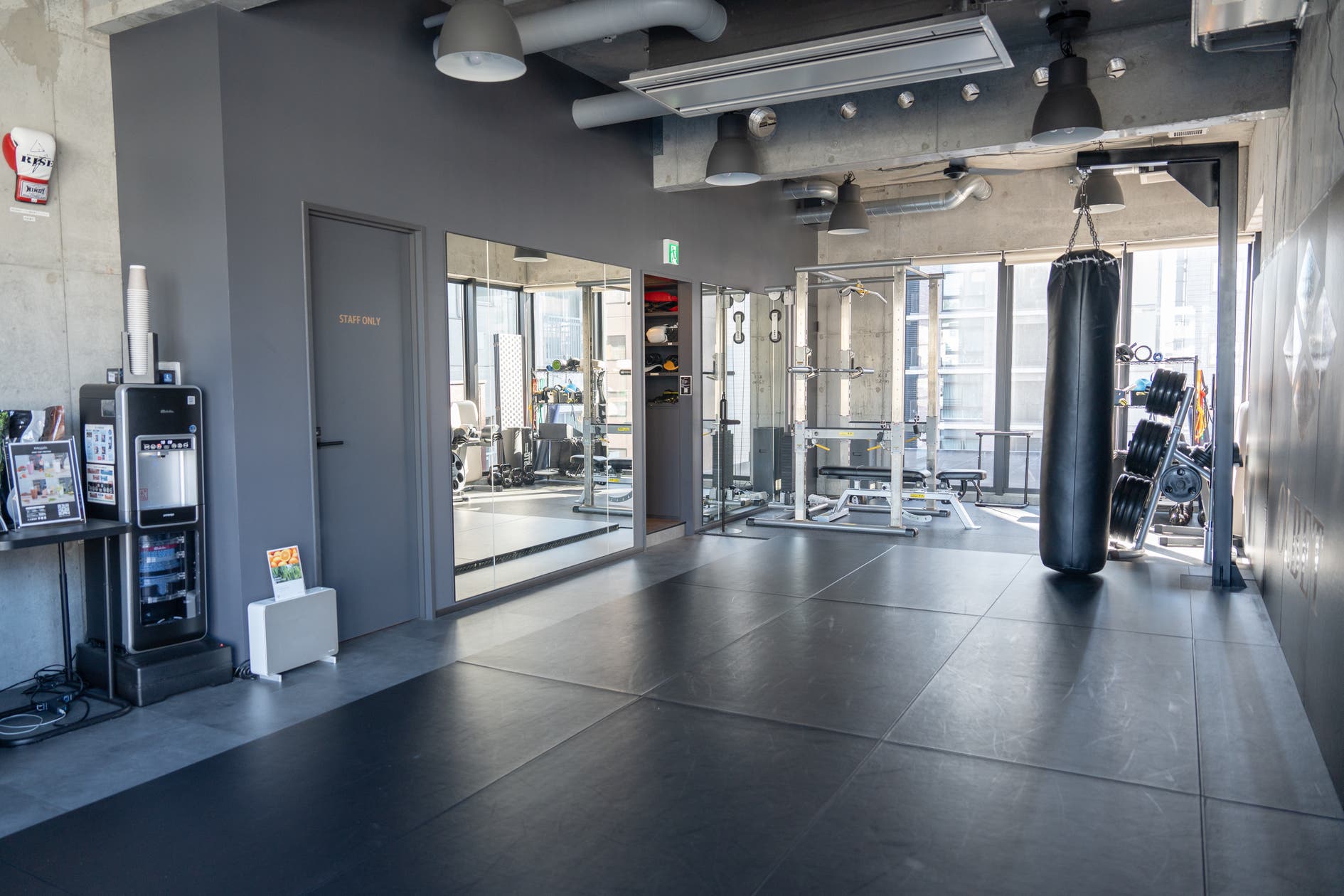 中目黒駅【徒歩3分】オープンスペース型キックボクシングジム｜天井高3m超＆トレーニングエリアも完備の写真1