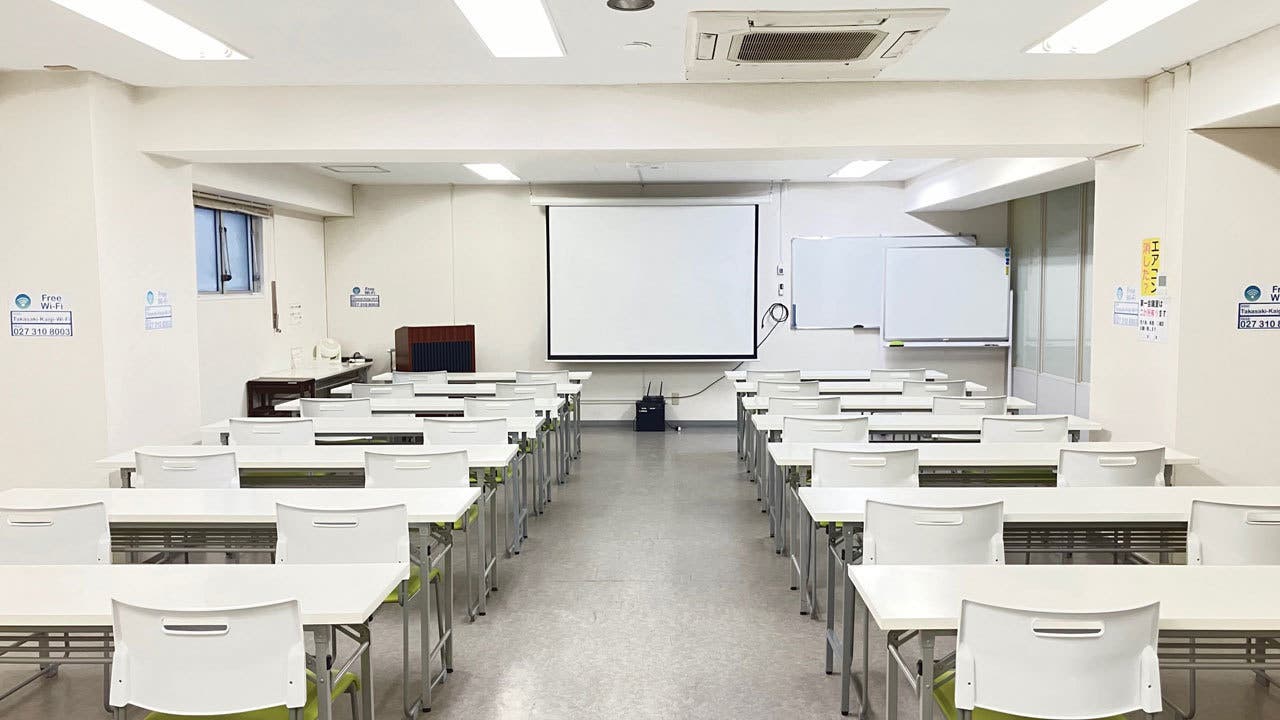 第一会議室 3名掛け最大60席【高崎駅徒歩7分 販売利用OK】プロジェクター|スクリーン|ホワイトボード|Wi-Fi|無料の写真1