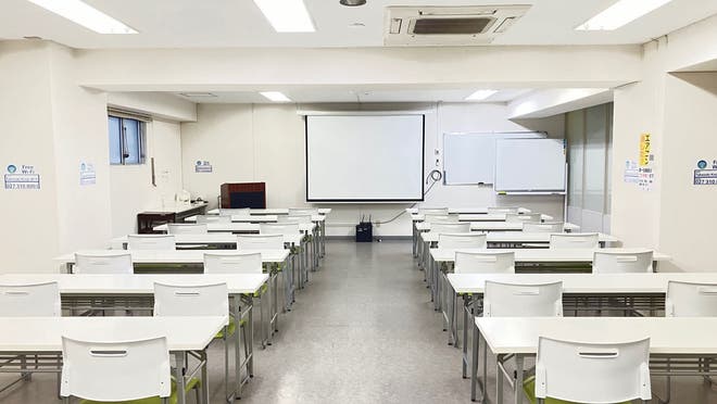 第一会議室 3名掛け最大60席【高崎駅徒歩7分 販売利用OK】プロジェクター|スクリーン|ホワイトボード|Wi-Fi|無料の写真1