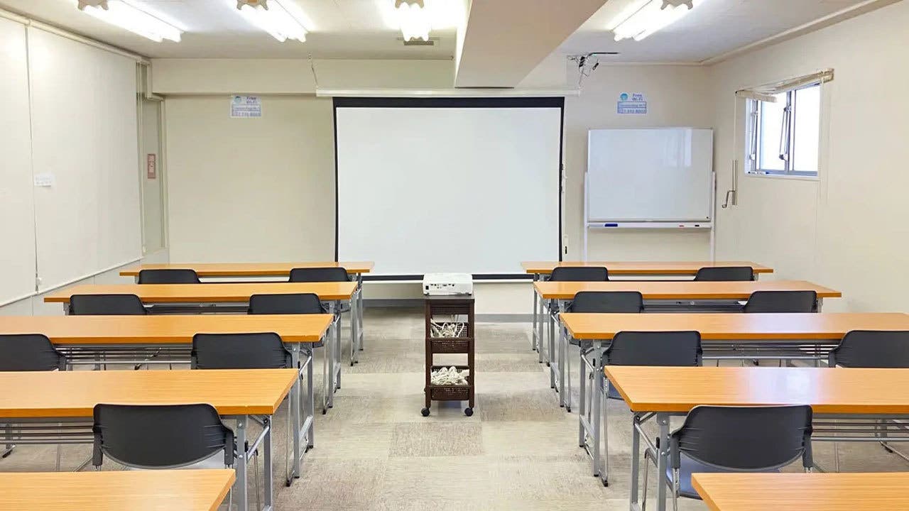 第二会議室 3名掛け最大30席【高崎駅徒歩7分 販売利用OK】プロジェクター|スクリーン|ホワイトボード|Wi-Fi|無料の写真1