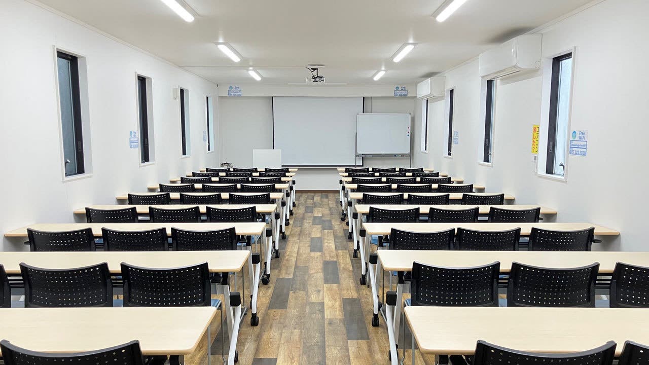 Room2 最大60席【高崎駅徒歩7分 販売利用OK】TVモニター|プロジェクター|スクリーン|ホワイトボード|Wi-Fi|無料の写真1