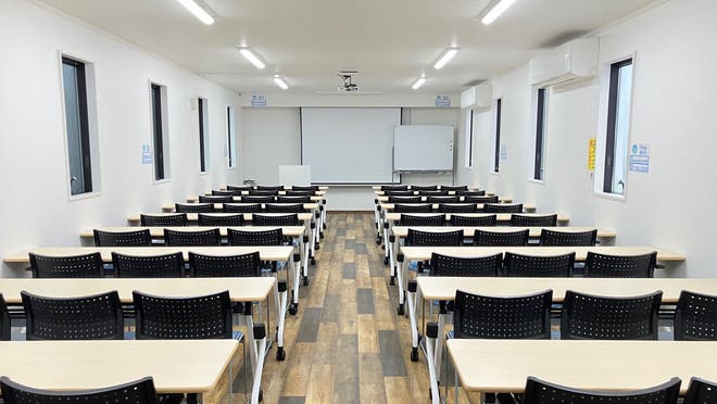 Room2 最大60席【高崎駅徒歩7分 販売利用OK】TVモニター|プロジェクター|スクリーン|ホワイトボード|Wi-Fi|無料の写真1