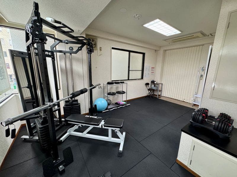 【八王子駅徒歩1分！ビル2階】個室ジム｜トレーニング器具・マシン完備のレンタルジム♪2名様～ご利用可能◎の写真3