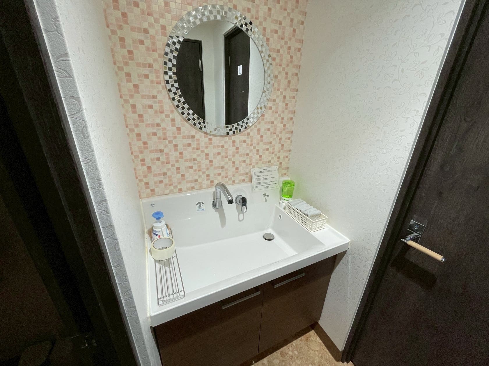 411【新横浜駅5分】1~2名利用！モニター完備/WEB会議/テレワーク/面接/駅近/広い個室で快適空間/ライブ前の待機にも！の写真6