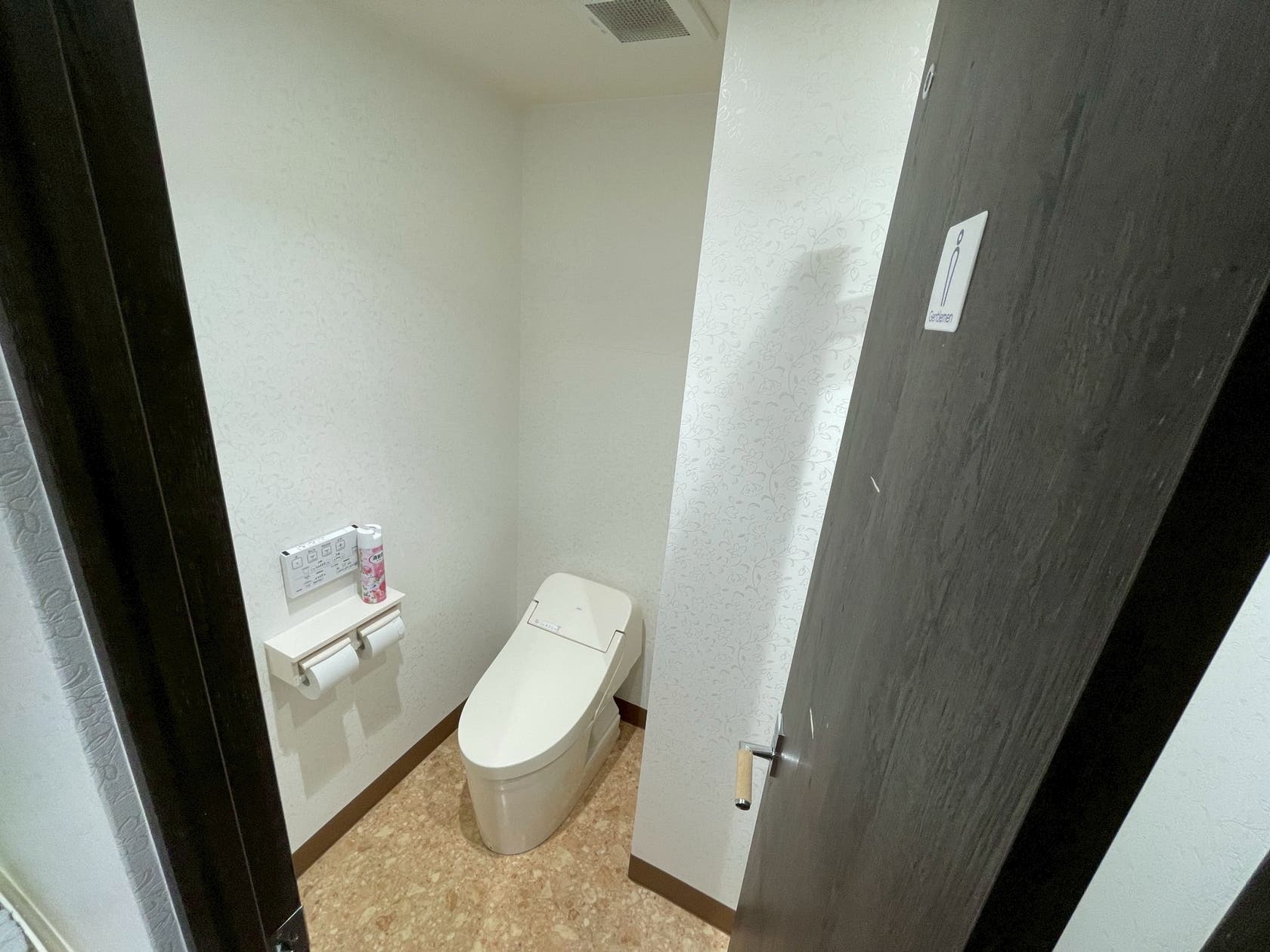 411【新横浜駅5分】1~2名利用！モニター完備/WEB会議/テレワーク/面接/駅近/広い個室で快適空間/ライブ前の待機にも！の写真8