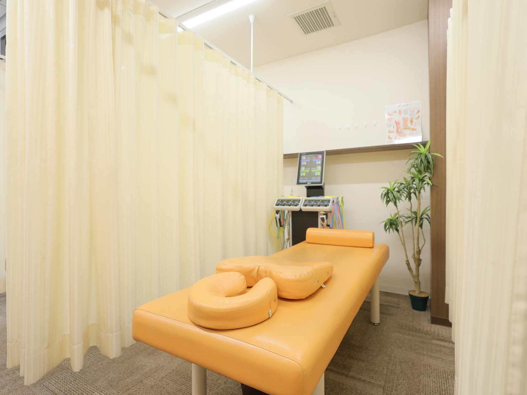 整骨院の機材も使える施術スペース　複数人同時施術が可能の写真1