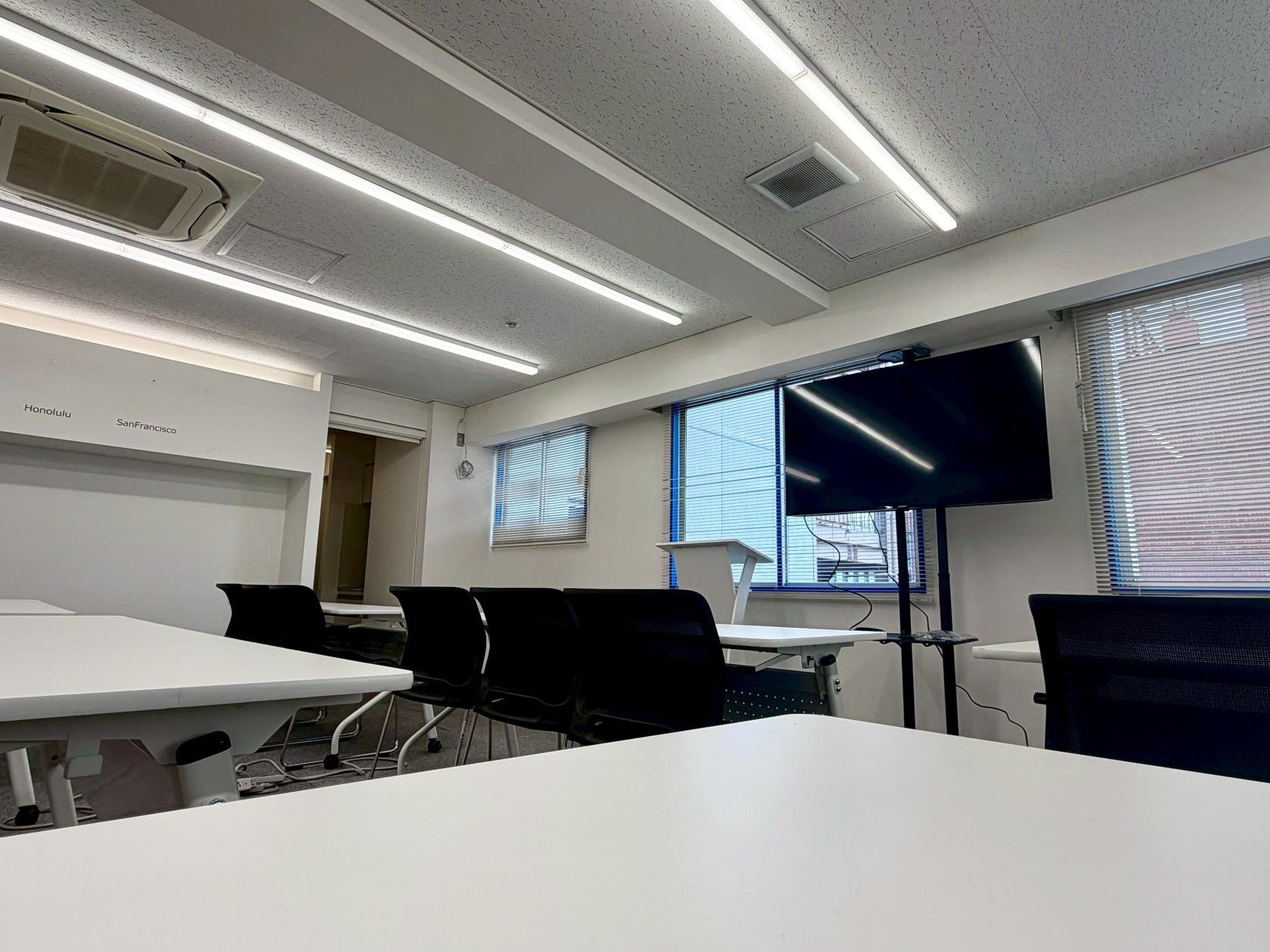 【NEW OPEN！】セミナー・研修に最適！モニター・司会台・ホワイトボード付き/~27名　Room Aの写真1