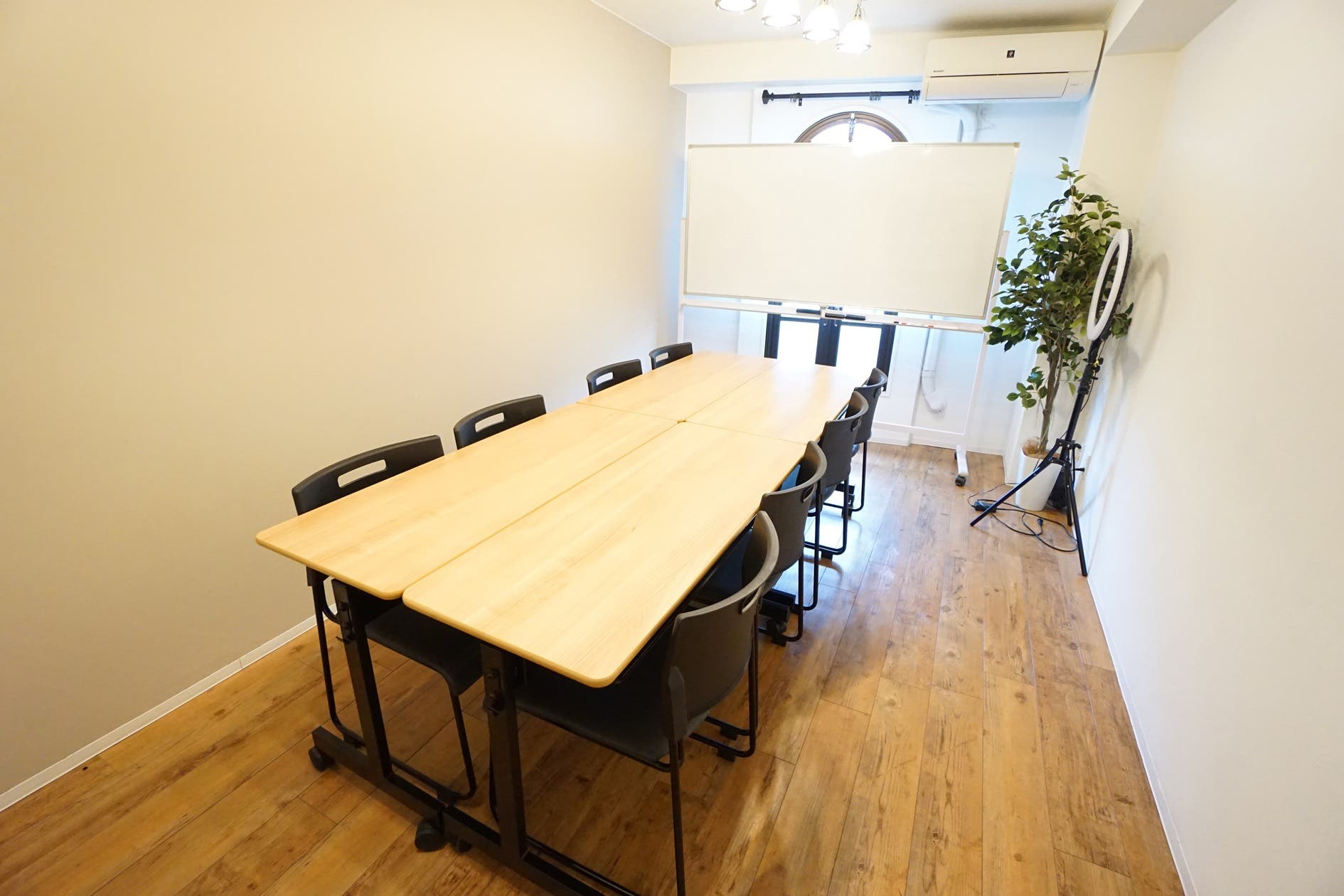 ＜鶴見駅前会議室＞駅目の前👀10名収容完全個室✨Wi-Fi📶ホワイトボード📝会議/商談/ワークショップ/ボードゲーム/撮影の写真1