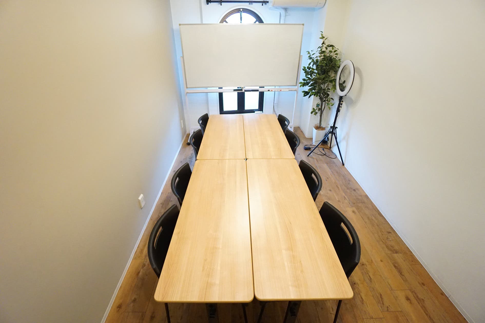 ＜鶴見駅前会議室＞駅目の前👀10名収容完全個室✨Wi-Fi📶ホワイトボード📝会議/商談/ワークショップ/ボードゲーム/撮影の写真3