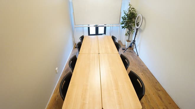 <鶴見駅前会議室>駅目の前👀10名収容完全個室✨Wi-Fi📶ホワイトボード📝会議/商談/ワークショップ/ボードゲーム/撮影の写真3