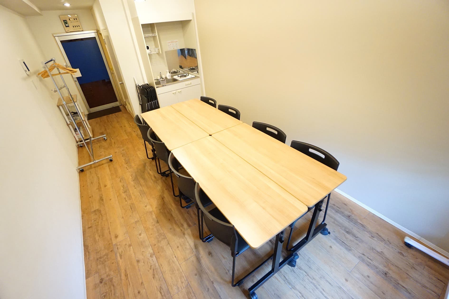 ＜鶴見駅前会議室＞駅目の前👀10名収容完全個室✨Wi-Fi📶ホワイトボード📝会議/商談/ワークショップ/ボードゲーム/撮影の写真2