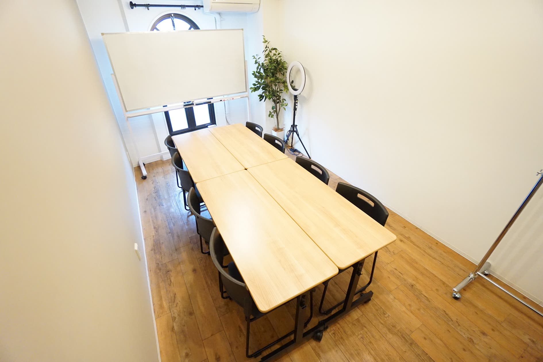 ＜鶴見駅前会議室＞駅目の前👀10名収容完全個室✨Wi-Fi📶ホワイトボード📝会議/商談/ワークショップ/ボードゲーム/撮影の写真4