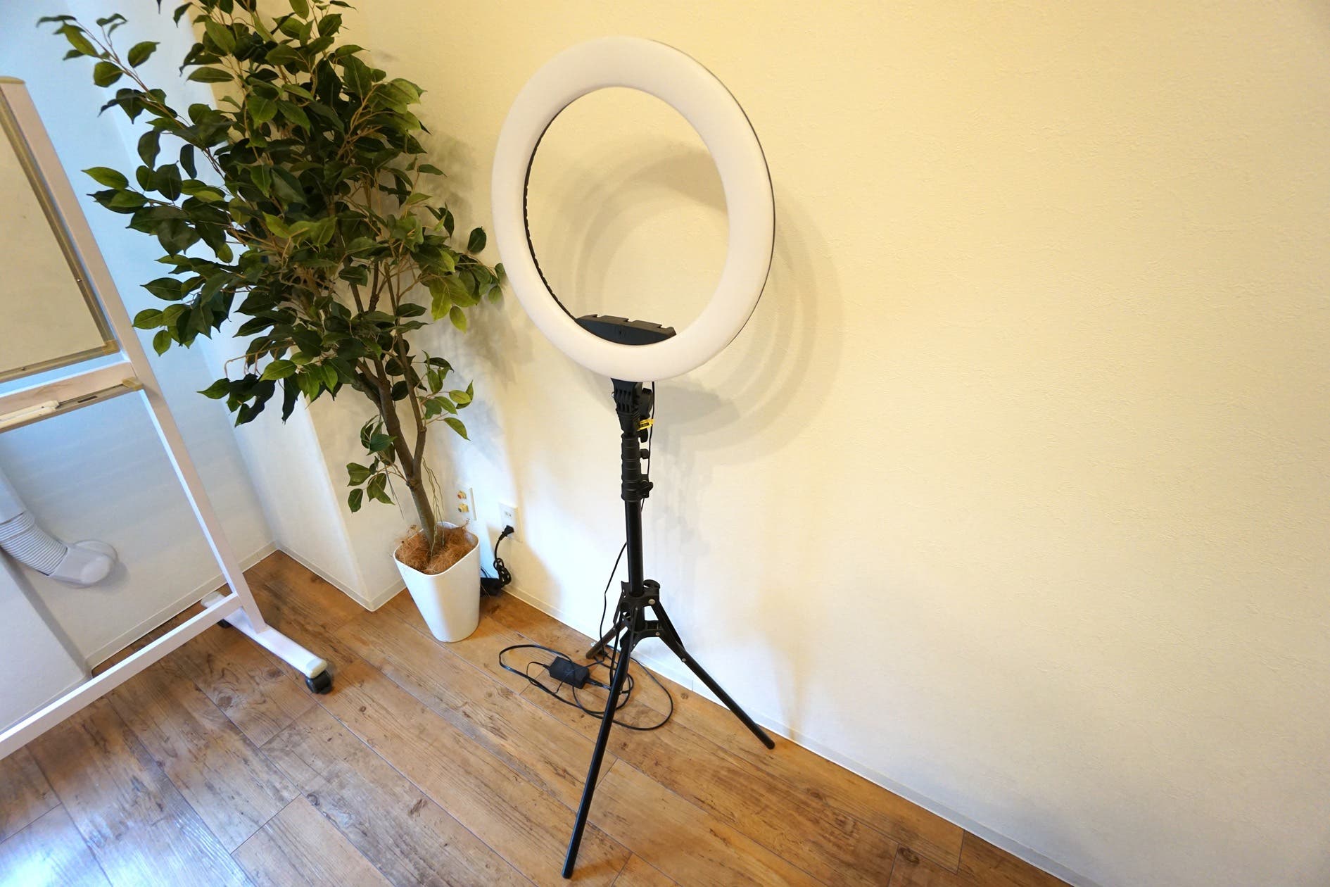 ＜鶴見駅前会議室＞駅目の前👀10名収容完全個室✨Wi-Fi📶ホワイトボード📝会議/商談/ワークショップ/ボードゲーム/撮影の写真6