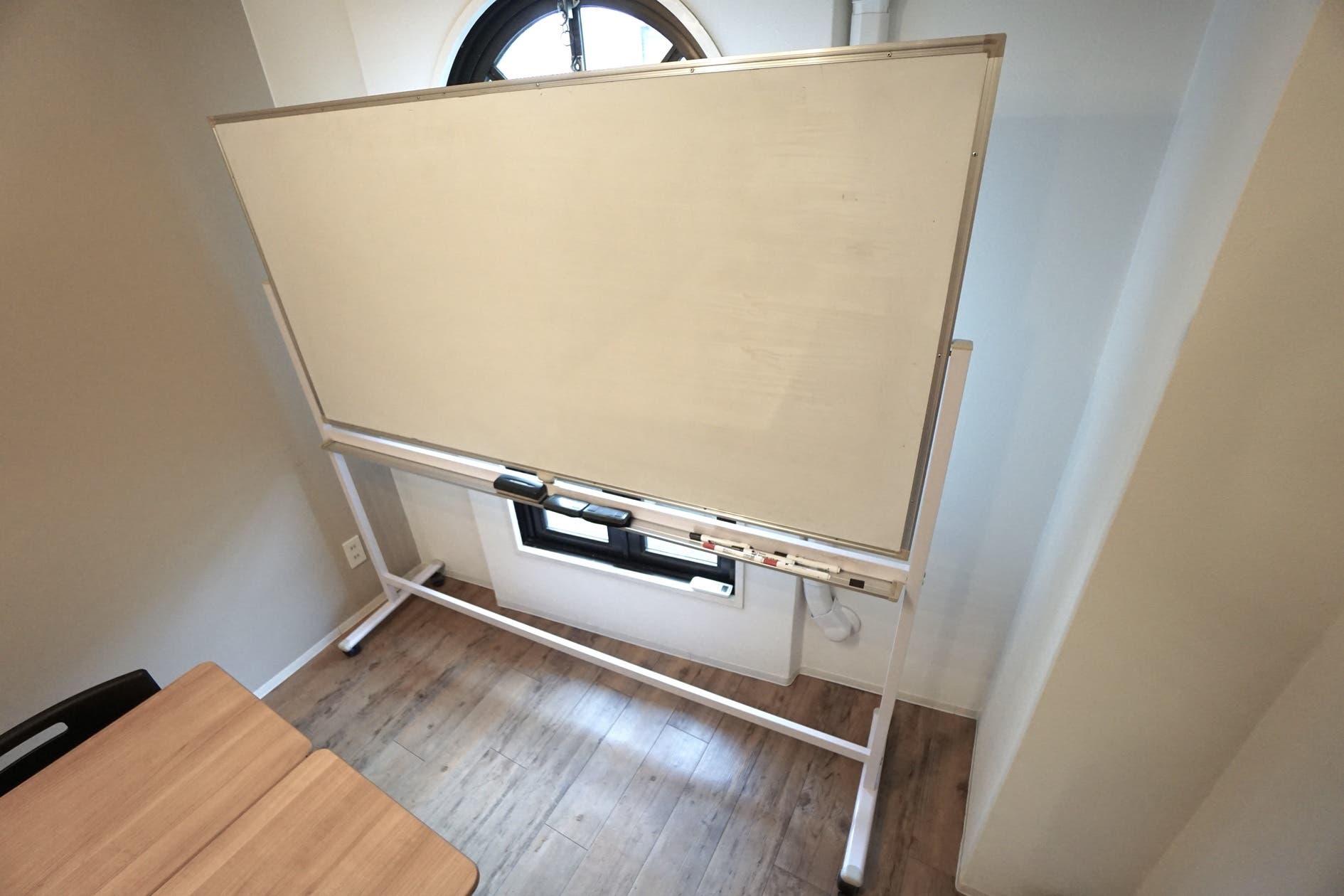 ＜鶴見駅前会議室＞駅目の前👀10名収容完全個室✨Wi-Fi📶ホワイトボード📝会議/商談/ワークショップ/ボードゲーム/撮影の写真7