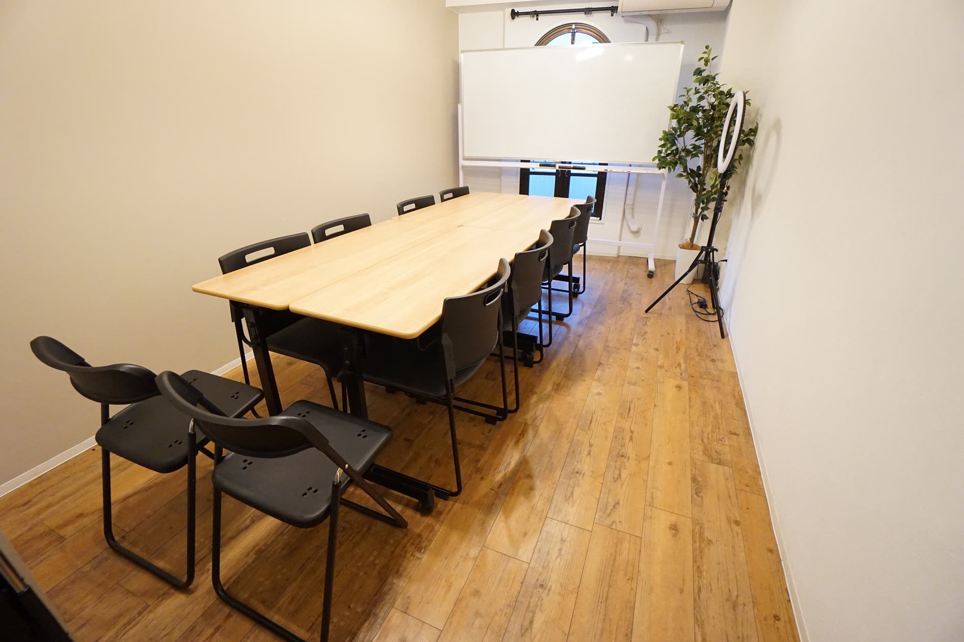 ＜鶴見駅前会議室＞駅目の前👀10名収容完全個室✨Wi-Fi📶ホワイトボード📝会議/商談/ワークショップ/ボードゲーム/撮影の写真5