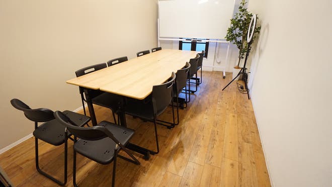 <鶴見駅前会議室>駅目の前👀10名収容完全個室✨Wi-Fi📶ホワイトボード📝会議/商談/ワークショップ/ボードゲーム/撮影の写真5