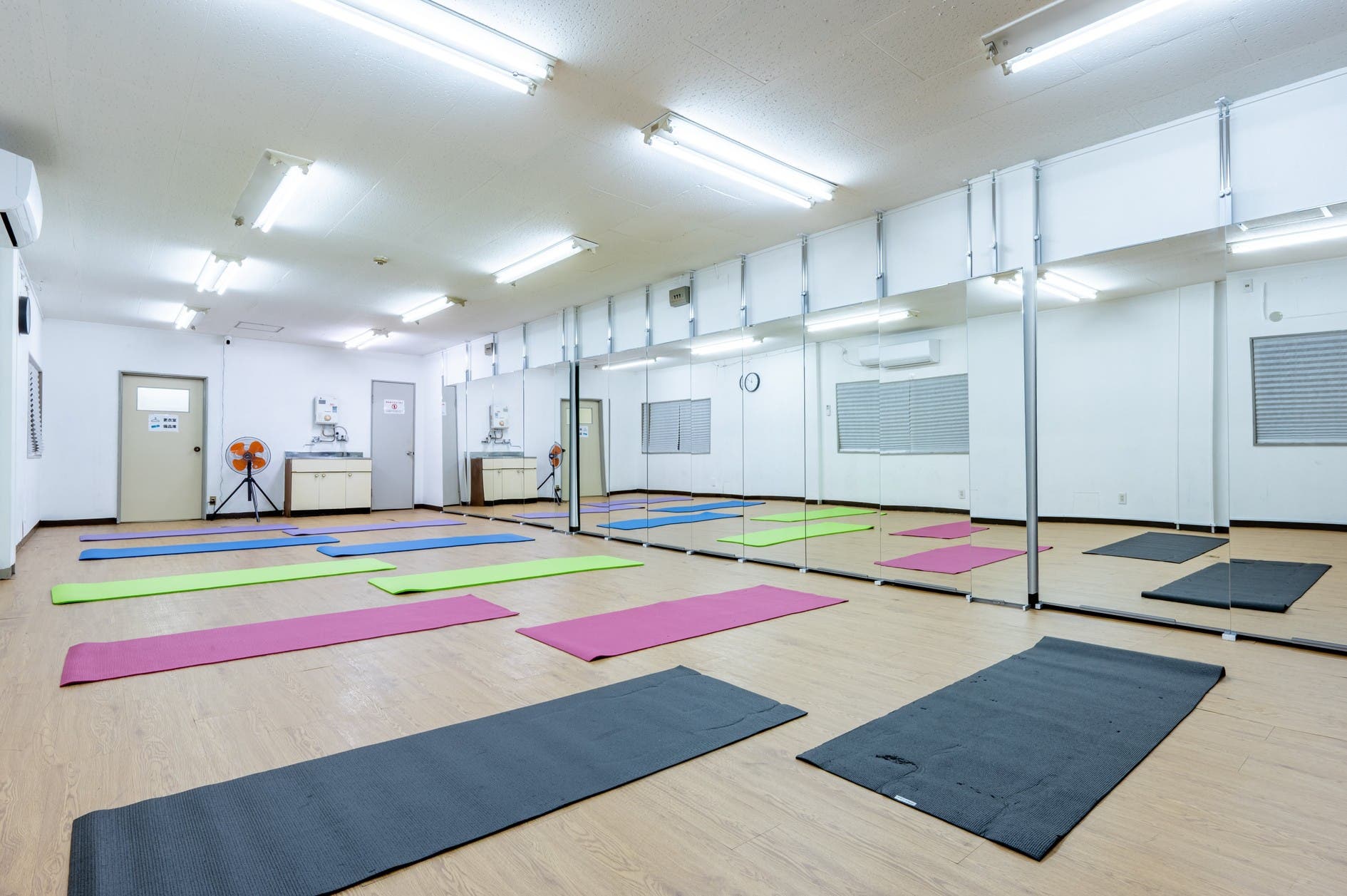 【リニューアルオープン！】53㎡で20人踊れる大規模スタジオ💃ヨガマット完備✨更衣室も14㎡と複数人が同時利用可能の写真6