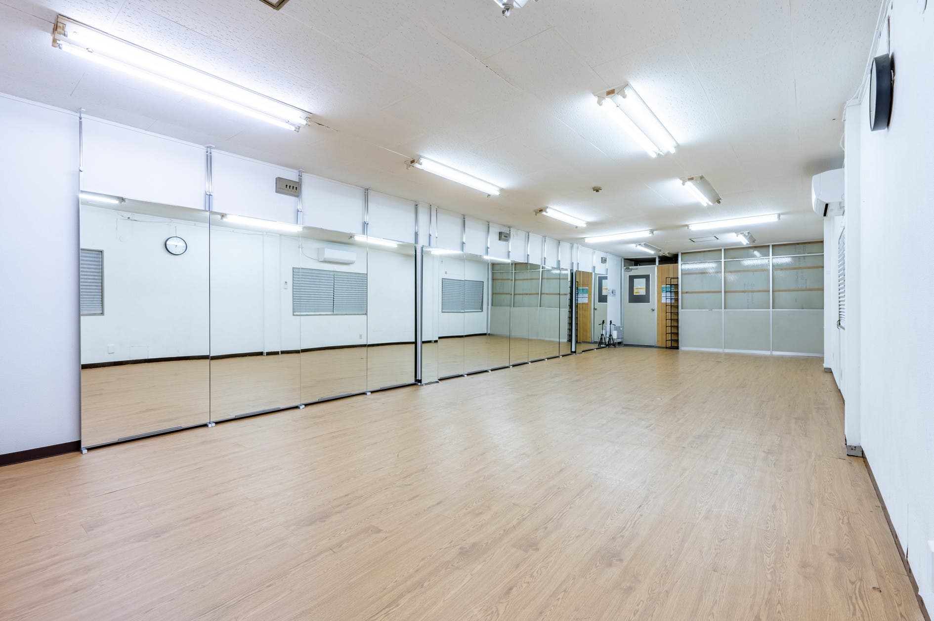 【リニューアルオープン！】53㎡で20人踊れる大規模スタジオ💃ヨガマット完備✨更衣室も14㎡と複数人が同時利用可能の写真1