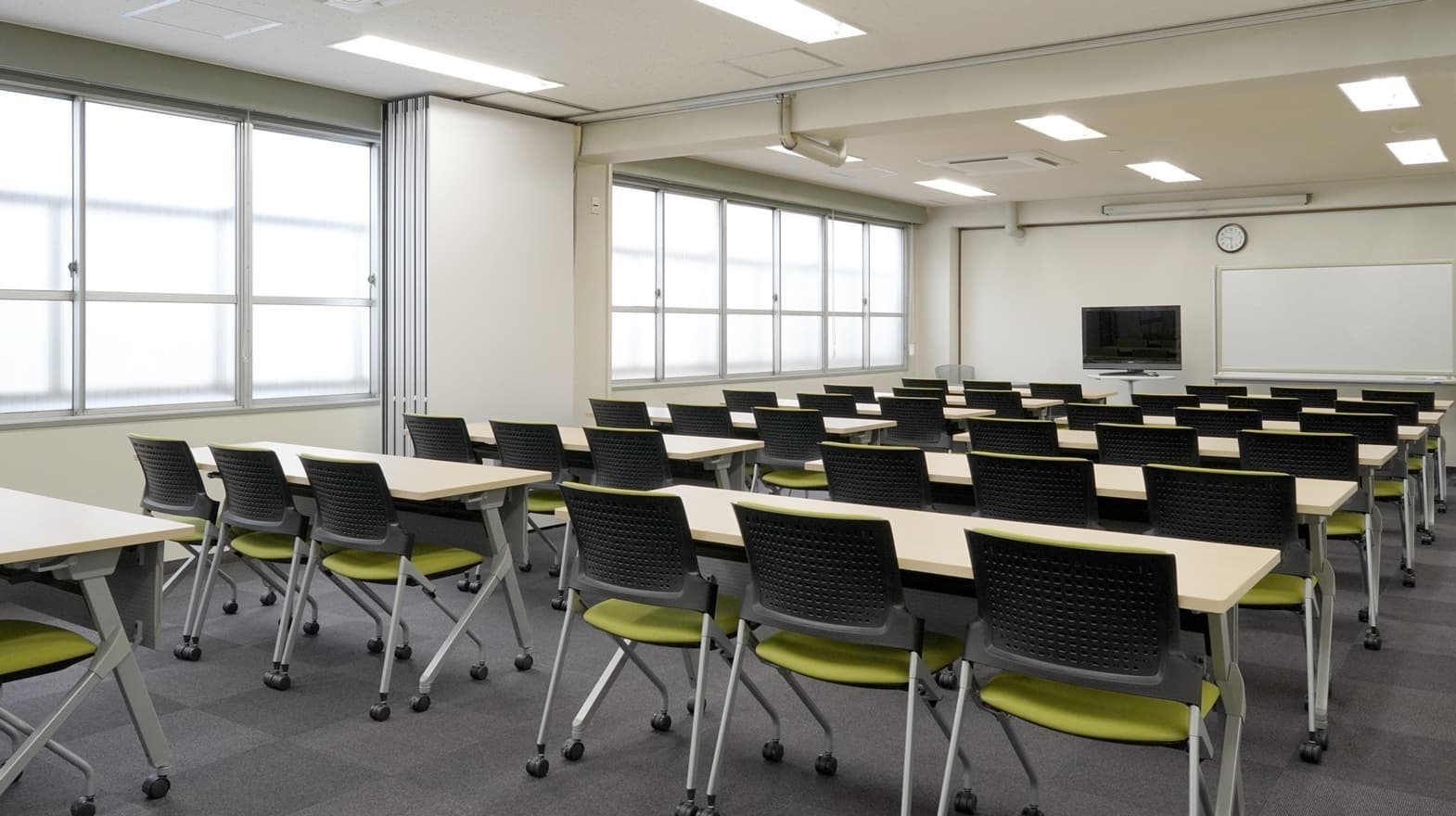 【スタッフ常駐で安心】四谷三丁目駅から徒歩2分！無料Wi-Fi＆プロジェクター完備！71㎡＆39名着席可能【第一+第二会議室】の写真1