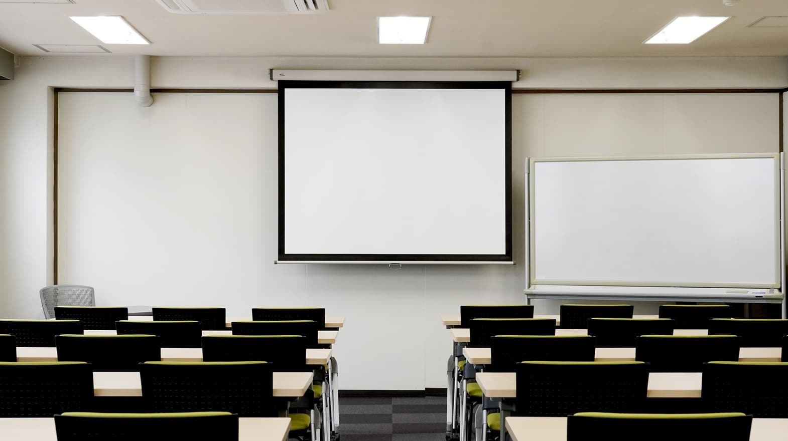 【スタッフ常駐で安心】四谷三丁目駅から徒歩2分！無料Wi-Fi＆プロジェクター完備！71㎡＆39名着席可能【第一+第二会議室】の写真2