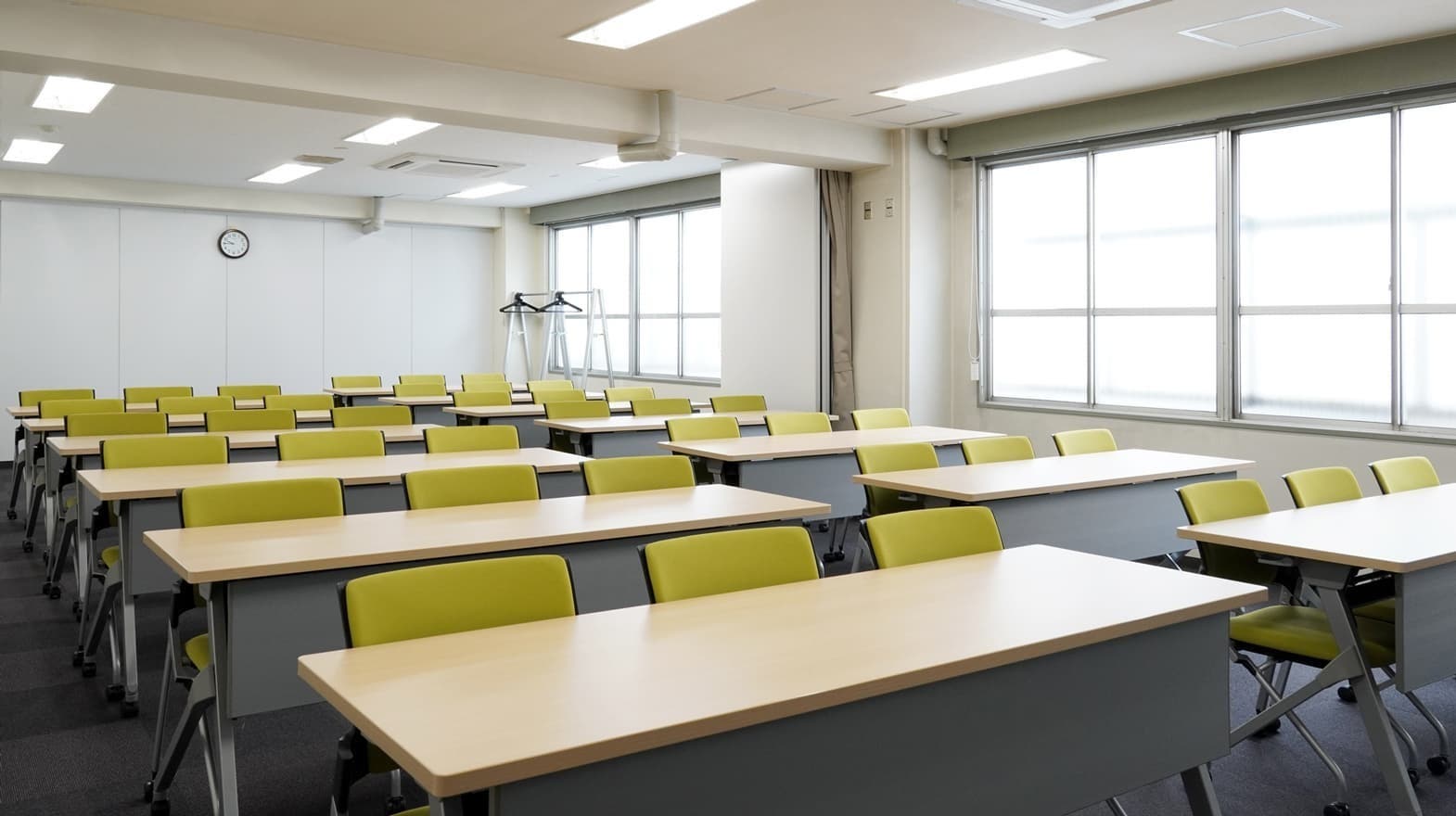 【スタッフ常駐で安心】四谷三丁目駅から徒歩2分！無料Wi-Fi＆プロジェクター完備！71㎡＆39名着席可能【第一+第二会議室】の写真3