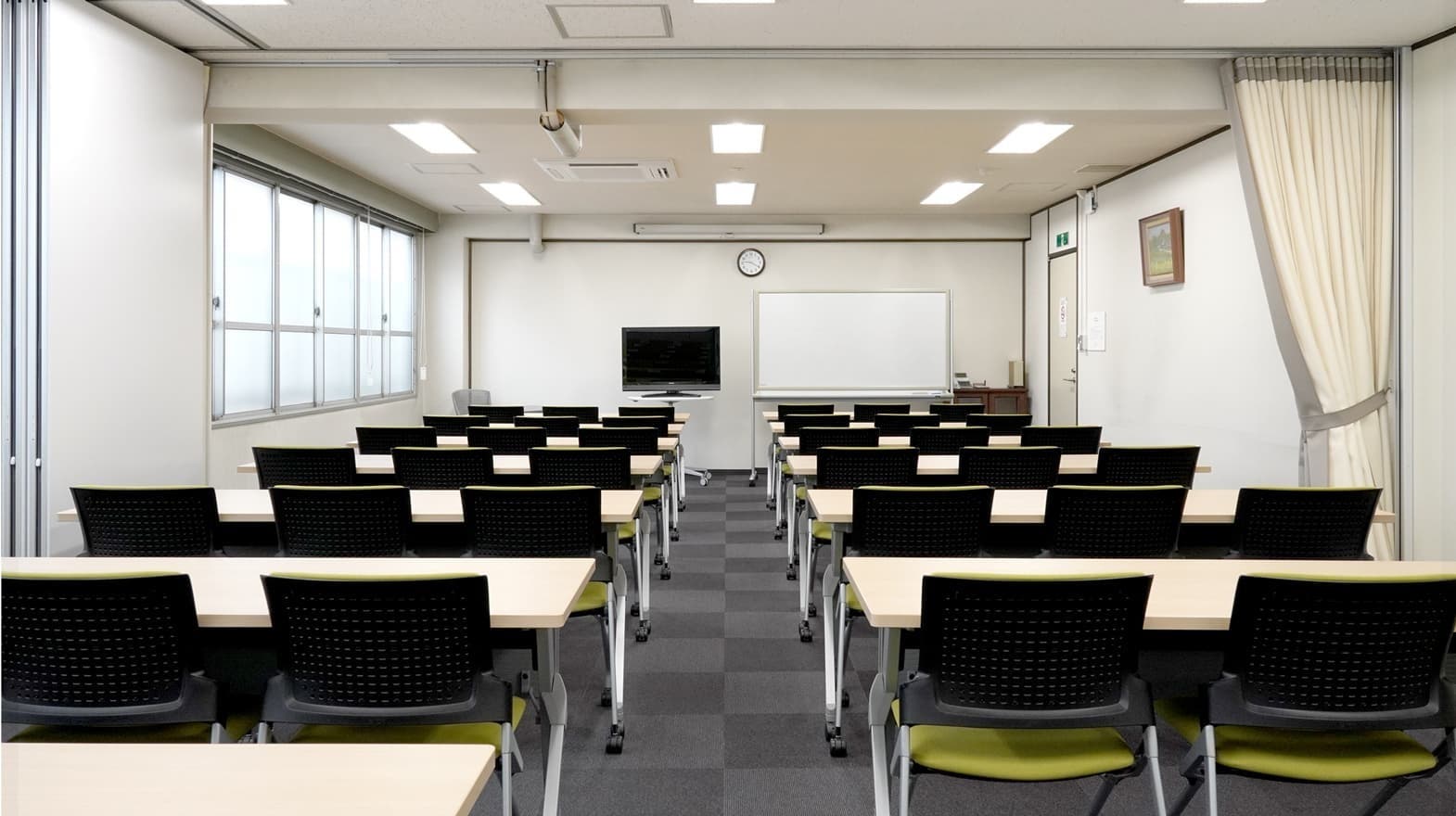 【スタッフ常駐で安心】四谷三丁目駅から徒歩2分！無料Wi-Fi＆プロジェクター完備！71㎡＆39名着席可能【第一+第二会議室】の写真4