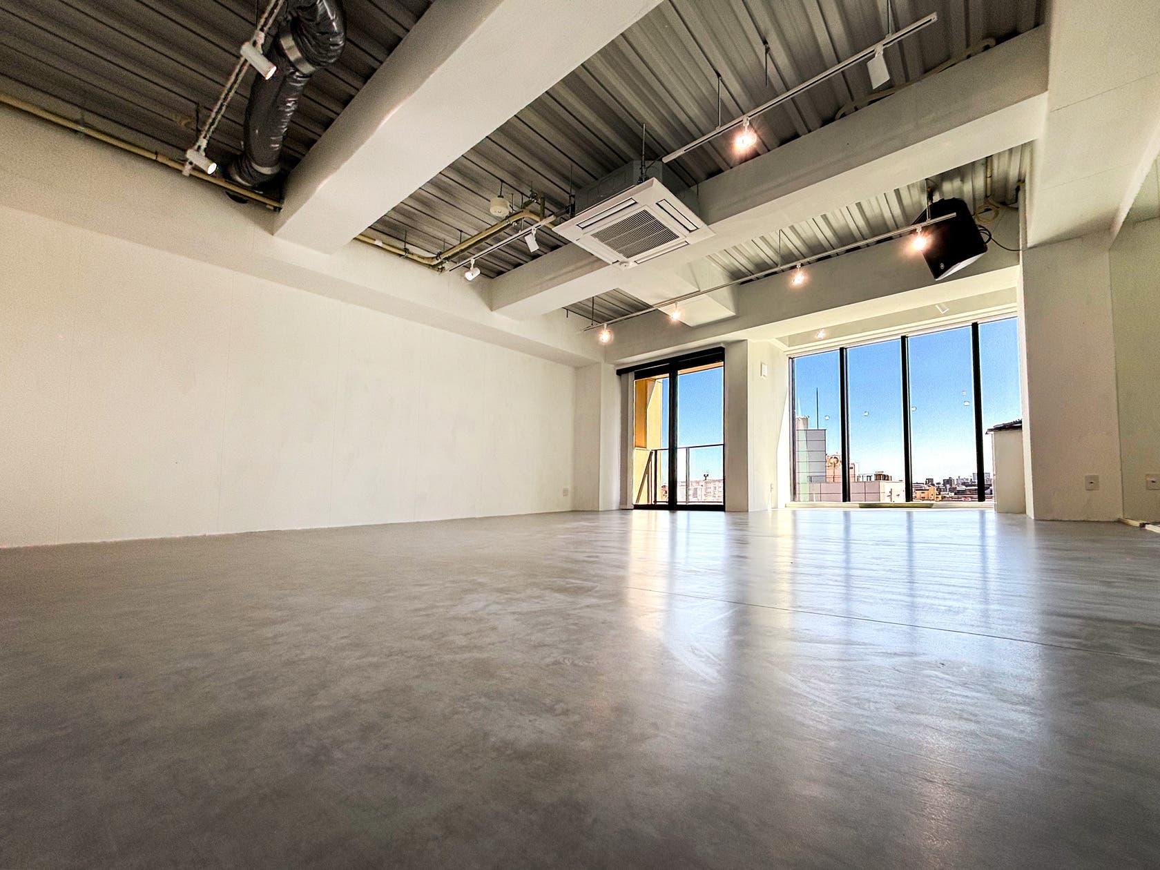 ワールドスタジオ6階！展望最高。スタイリッシュでお洒落なスタジオ。ダンスやウォーキング、ヨガはもちろん、SNS動画撮影など様々。の写真1