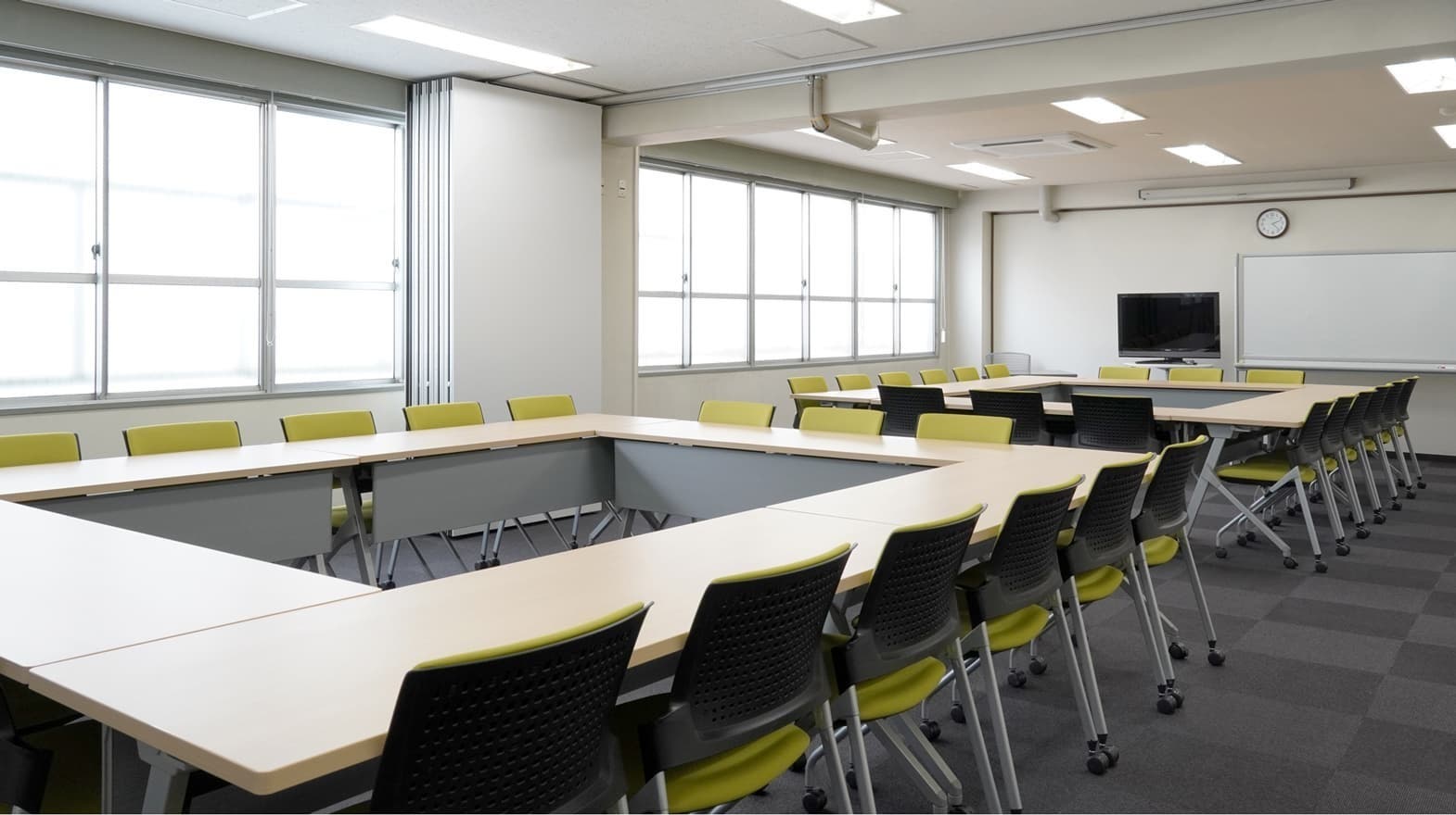 【スタッフ常駐で安心】四谷三丁目駅から徒歩2分！無料Wi-Fi＆プロジェクター完備！71㎡＆39名着席可能【第一+第二会議室】の写真5