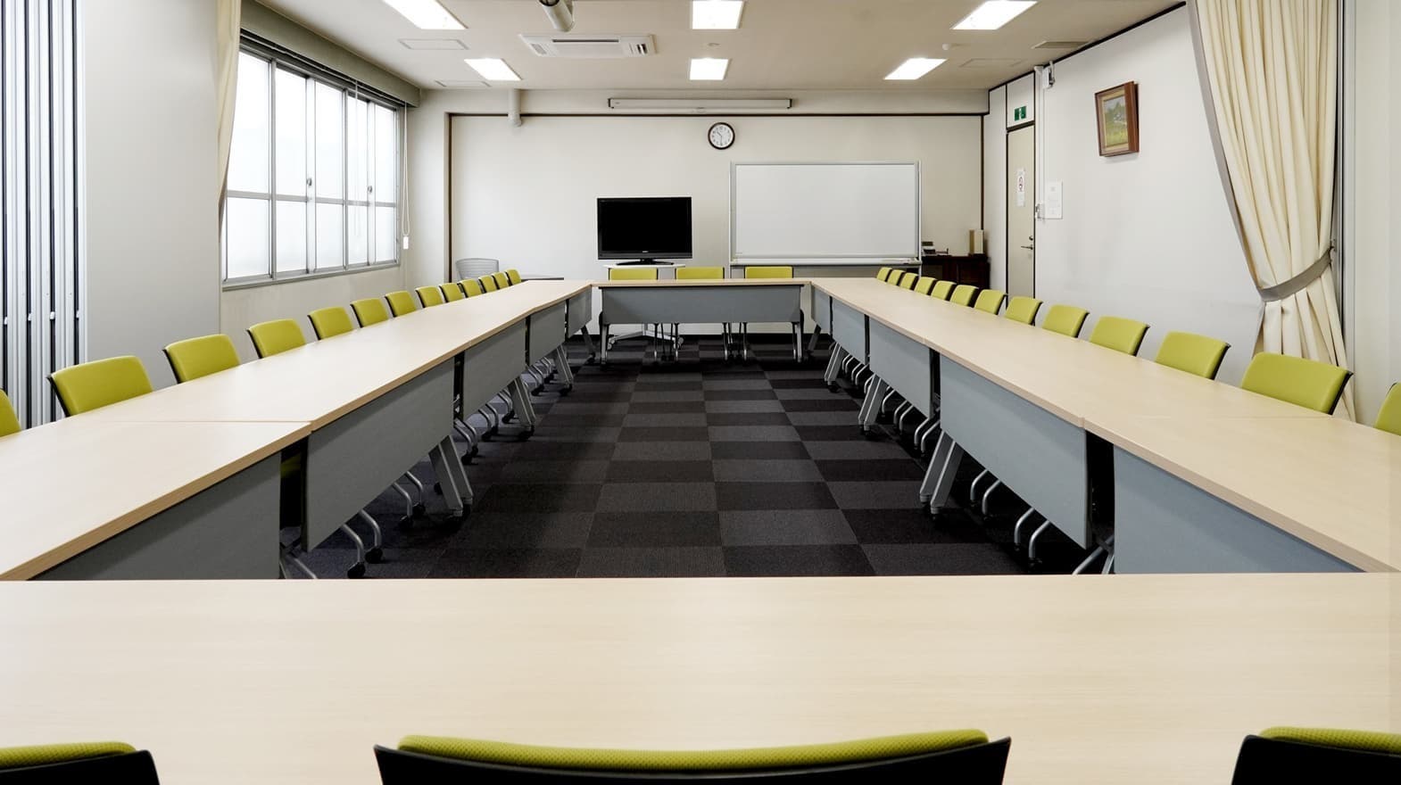 【スタッフ常駐で安心】四谷三丁目駅から徒歩2分！無料Wi-Fi＆プロジェクター完備！71㎡＆39名着席可能【第一+第二会議室】の写真6