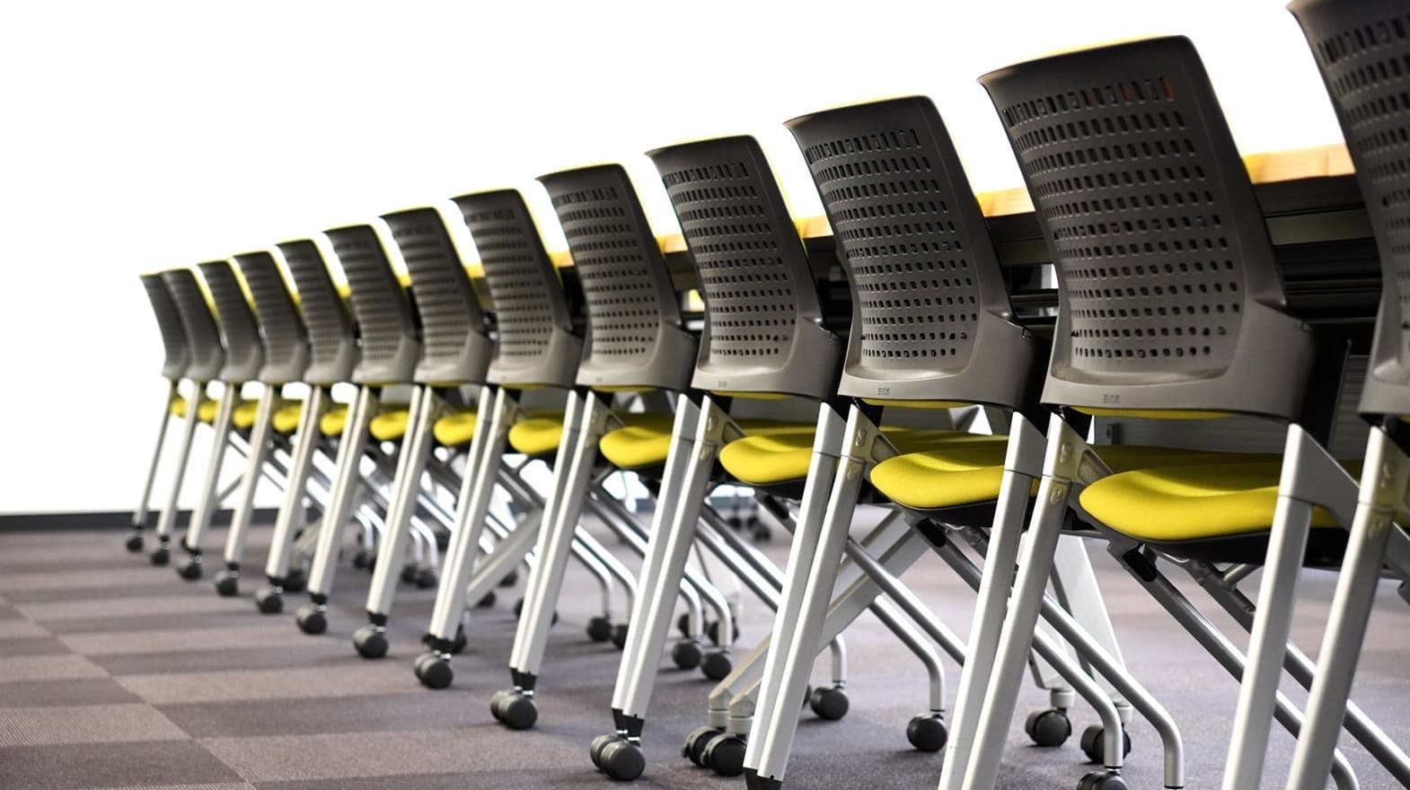 【スタッフ常駐で安心】四谷三丁目駅から徒歩2分！無料Wi-Fi＆プロジェクター完備！71㎡＆39名着席可能【第一+第二会議室】の写真8