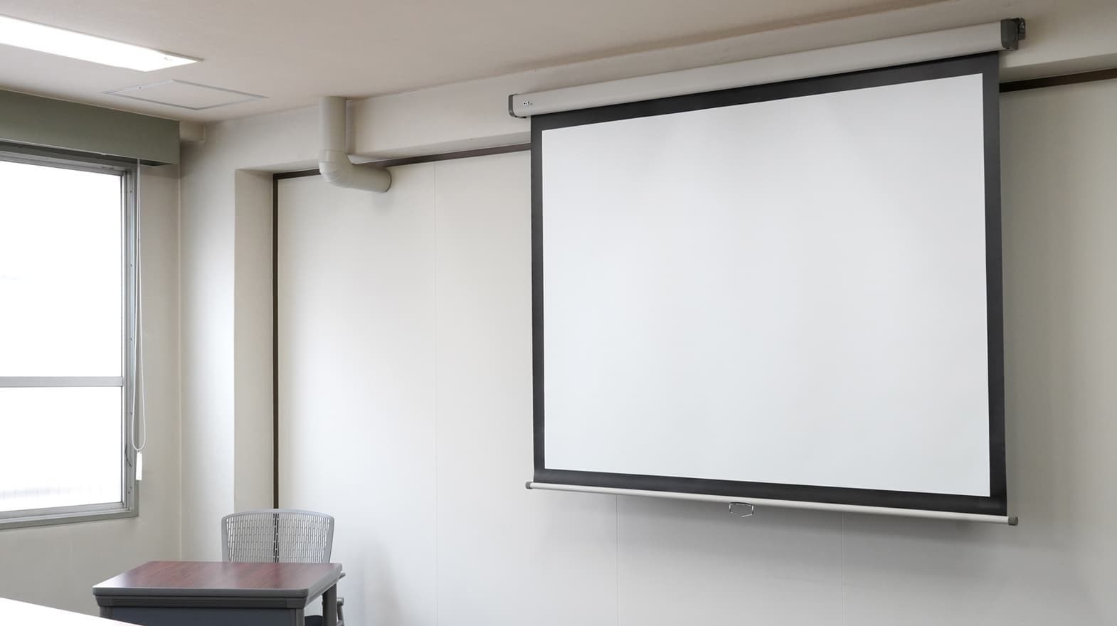 【スタッフ常駐で安心】四谷三丁目駅から徒歩2分！無料Wi-Fi＆プロジェクター完備！36.4㎡＆18名着席可能【第一会議室】の写真2