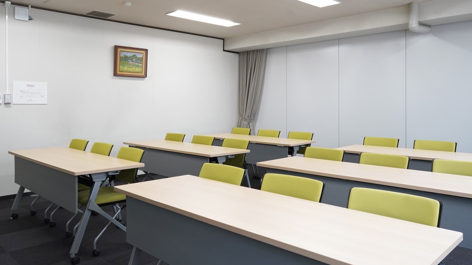 【スタッフ常駐で安心】四谷三丁目駅から徒歩2分！無料Wi-Fi＆プロジェクター完備！36.4㎡＆18名着席可能【第一会議室】の写真3