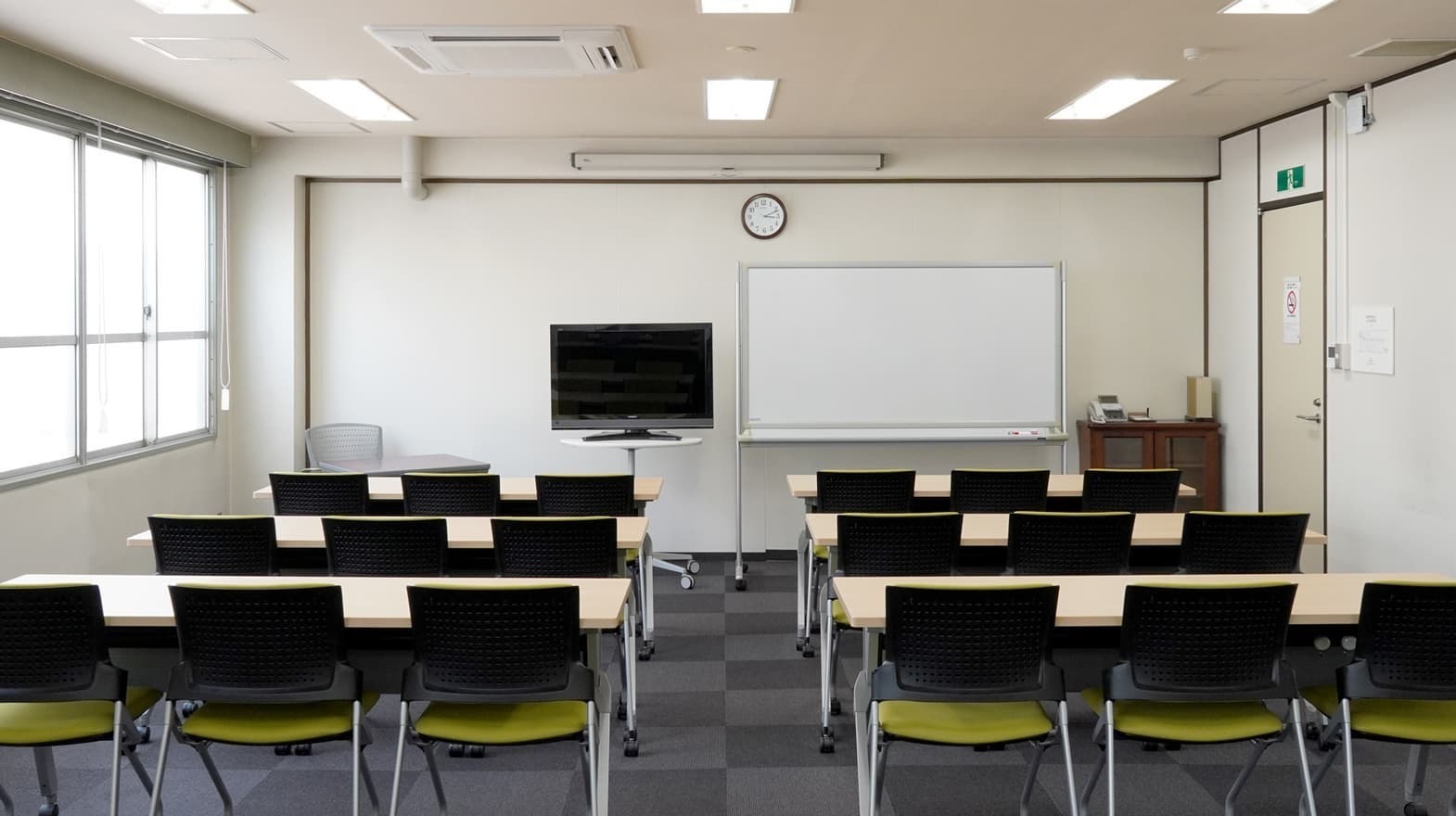 【スタッフ常駐で安心】四谷三丁目駅から徒歩2分！無料Wi-Fi＆プロジェクター完備！36.4㎡＆18名着席可能【第一会議室】の写真4