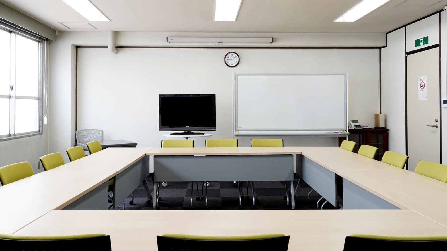 【スタッフ常駐で安心】四谷三丁目駅から徒歩2分！無料Wi-Fi＆プロジェクター完備！36.4㎡＆18名着席可能【第一会議室】の写真6
