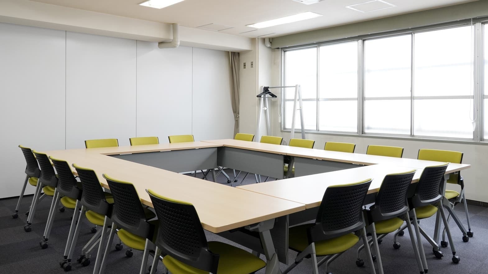 【スタッフ常駐で安心】四谷三丁目駅から徒歩2分！無料Wi-Fi＆プロジェクター完備！36.4㎡＆18名着席可能【第一会議室】の写真7