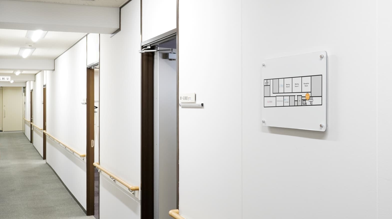 【スタッフ常駐で安心】四谷三丁目駅から徒歩2分！無料Wi-Fi＆プロジェクター完備！36.4㎡＆18名着席可能【第一会議室】の写真20