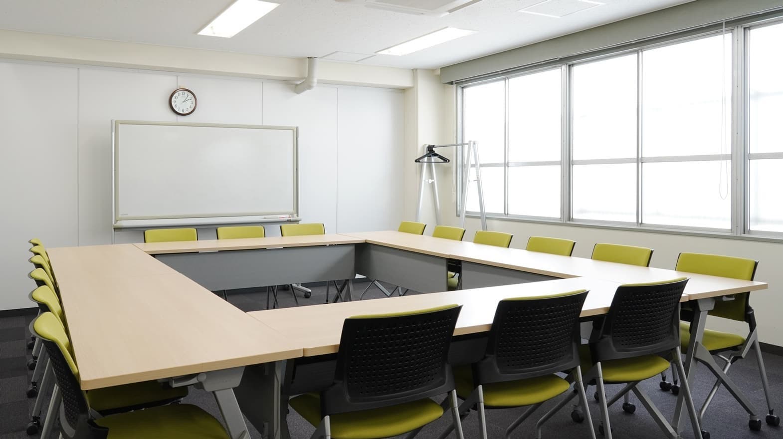 【スタッフ常駐で安心】四谷三丁目駅から徒歩2分！無料Wi-Fi＆ホワイトボード完備！34.6㎡＆18名着席可能【第二会議室】の写真1