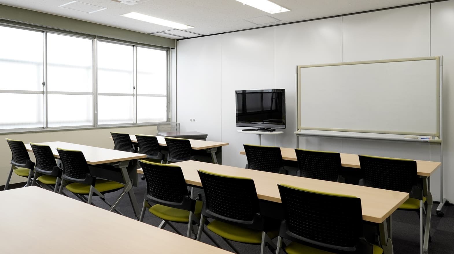 【スタッフ常駐で安心】四谷三丁目駅から徒歩2分！無料Wi-Fi＆ホワイトボード完備！34.6㎡＆18名着席可能【第二会議室】の写真2